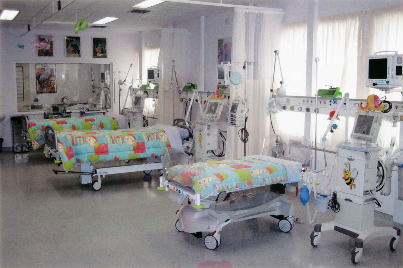 Κορωνοϊός: Δύο αδέρφια στην Κρήτη κάνουν τηλεκπαίδευση μέσα από το ...