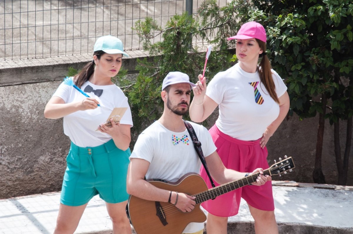 Η παιδική παράσταση «Φλας και Μπακ» στην Αυλή του Μύλου - LarissaPress