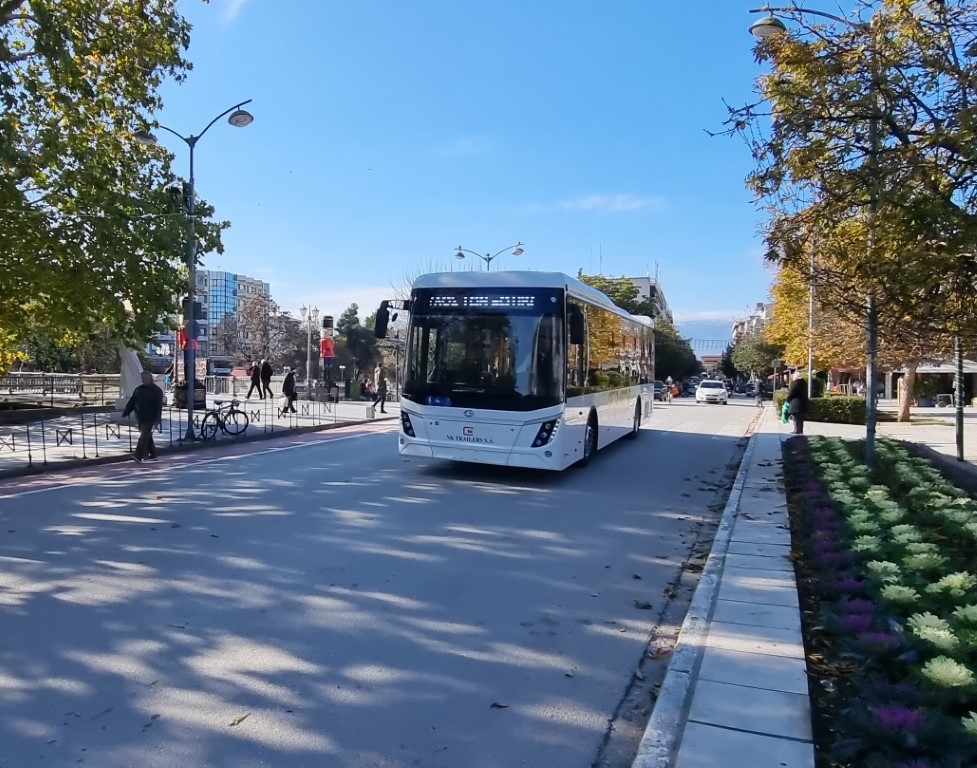 Τα δυο πρώτα ηλεκτρικά λεωφορεία έφτασαν στα Τρίκαλα - LarissaPress