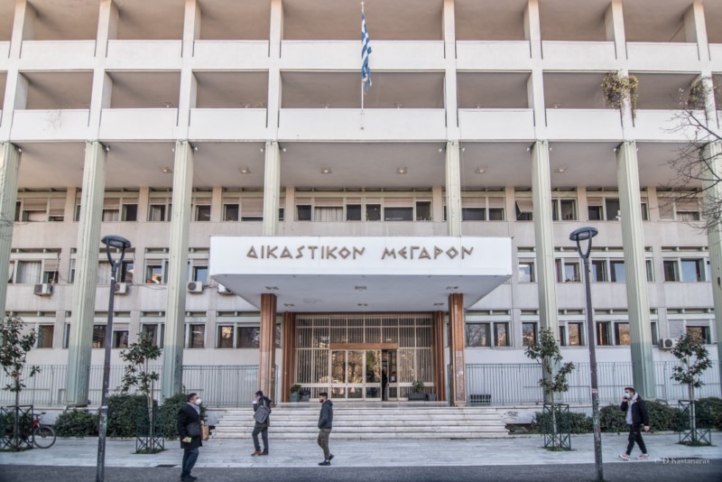 Τριτοκοσμικές εικόνες στο Δικαστικό Μέγαρο της Λάρισας - LarissaPress