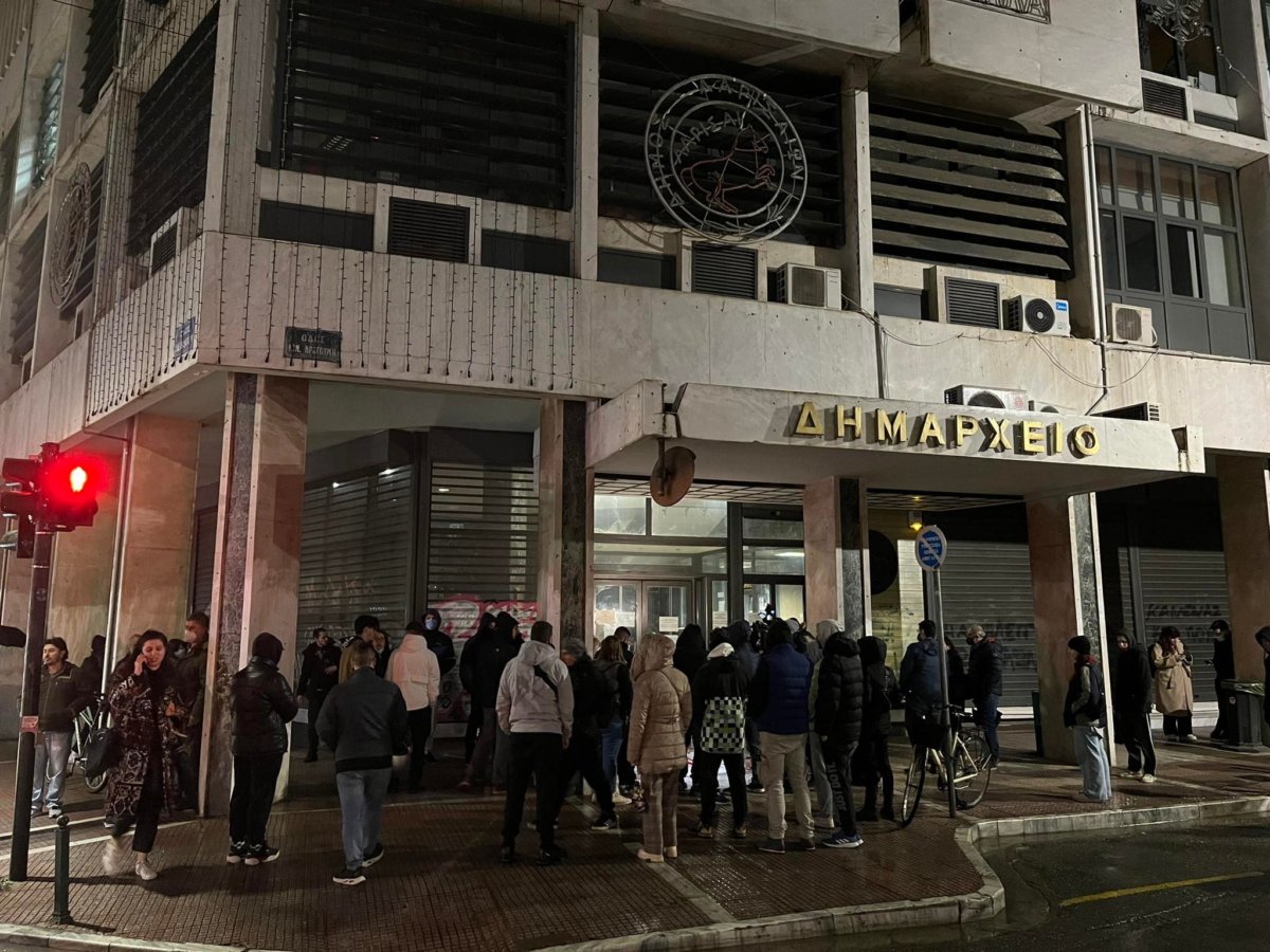 Λάρισα: Συμβολική διαμαρτυρία στο Δημαρχείο από φίλους του αδικοχαμένου ...