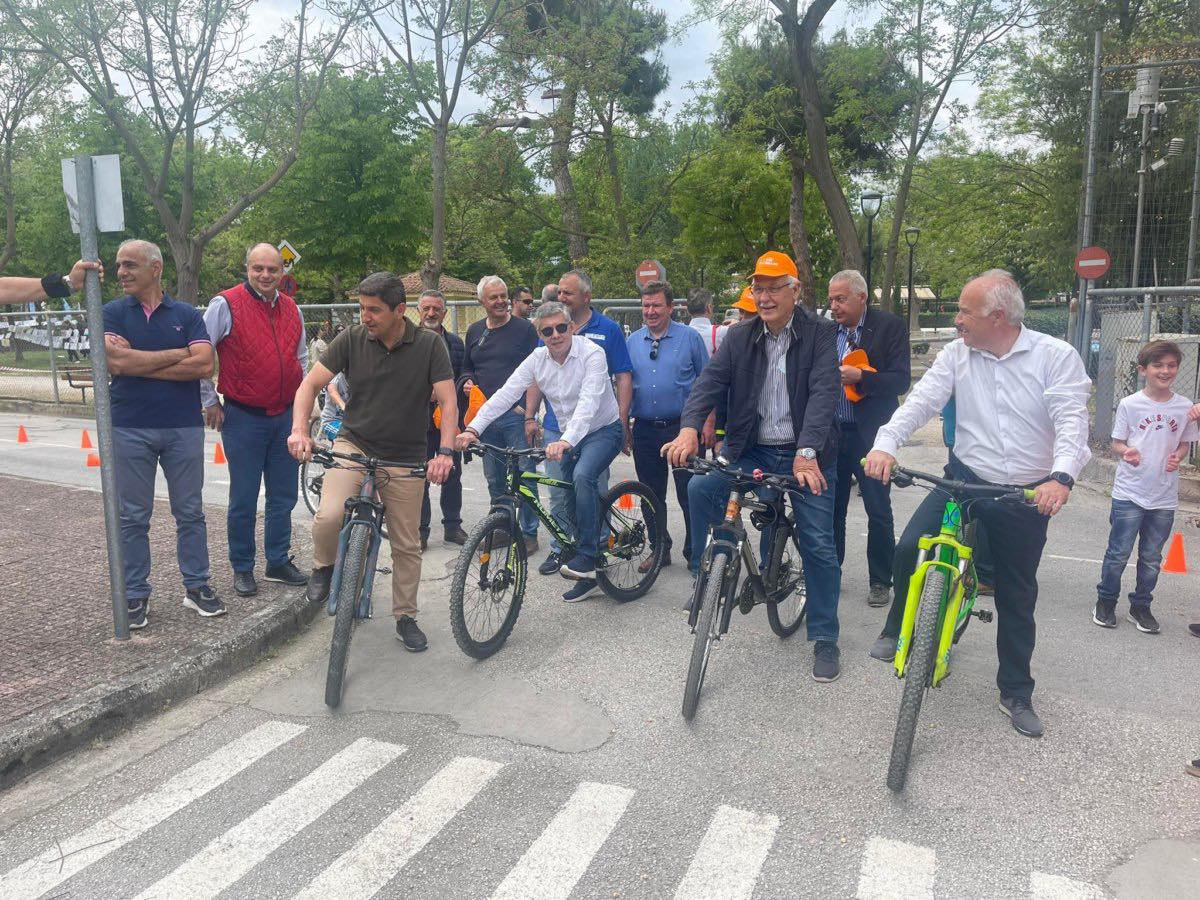 Αυγενάκης στον τερματισμό του 4ου ΕΤΑΠ ΔΕΗ Διεθνή Ποδηλατικού Γύρου ...