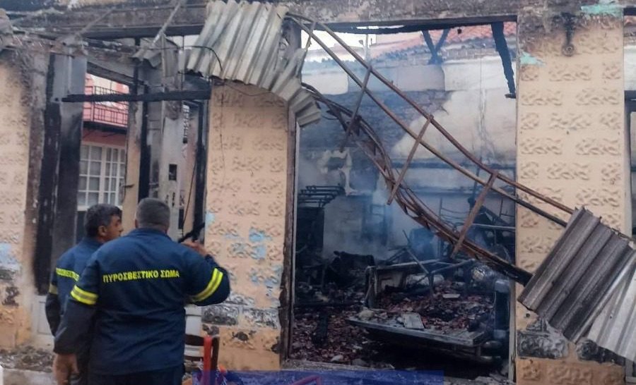 Λέσβος: Εισέβαλε στο κατάστημα του αδερφού του, έβαλε φωτιά και κάηκε ...