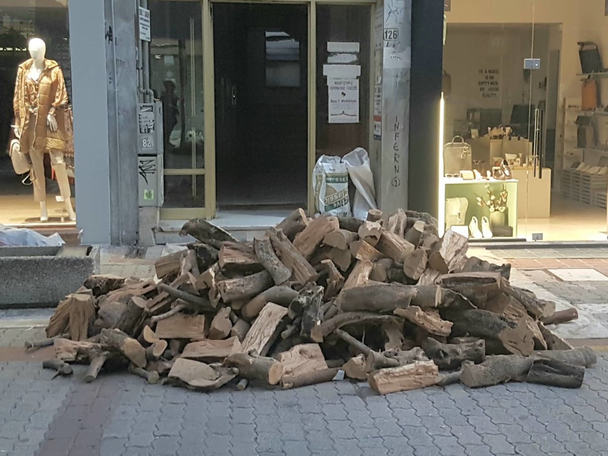 Οι Λαρισαίοι αποθηκεύουν τα ξύλα του χειμώνα και προσπαθούν να λύσουν ...