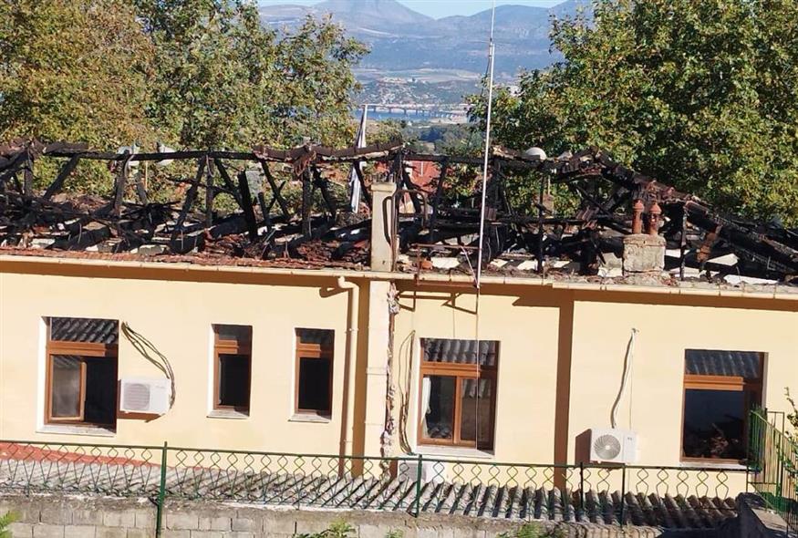 Κάηκε το ιστορικό δημαρχείο Σερβίων και καταστράφηκαν κειμήλια ...