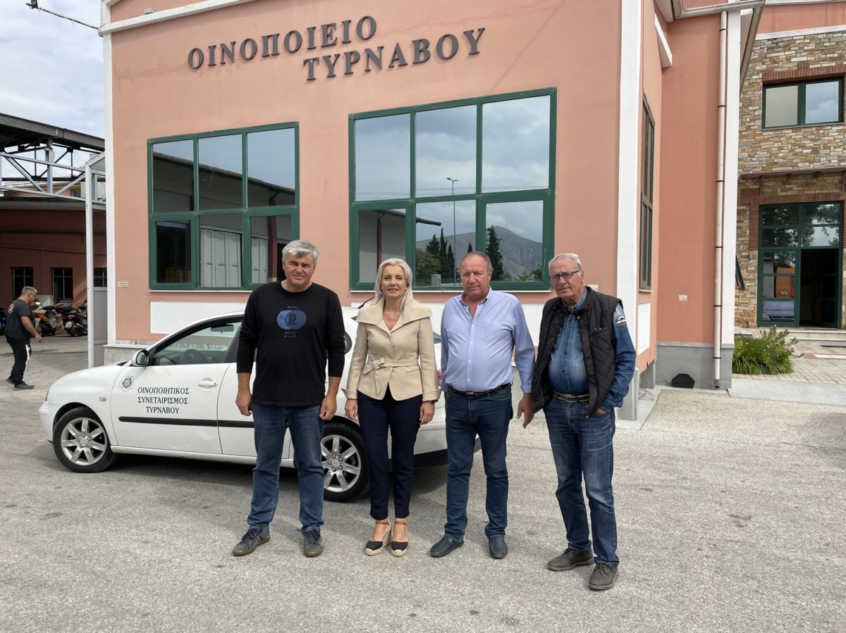 Στον Οινοποιητικό Συνεταιρισμό Τυρνάβου η Ρένα Καραλαριώτου - LarissaPress