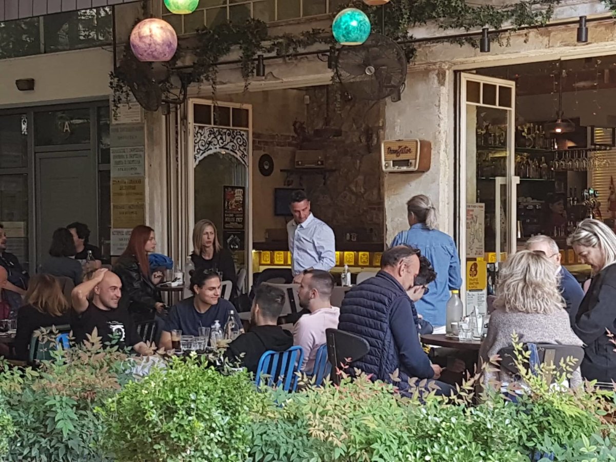 Λάρισα: «Παρέλαση» των πολιτών σε καφετέριες, ταβέρνες και τσιπουράδικα ...
