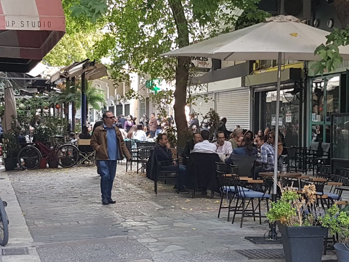 Λάρισα: «Παρέλαση» των πολιτών σε καφετέριες, ταβέρνες και τσιπουράδικα ...