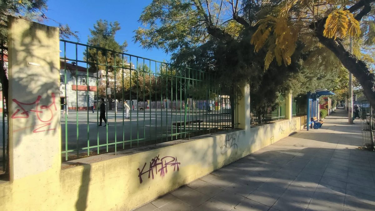 Λάρισα: Μαθητές και γονείς κάνουν το σχολείο τους... "κούκλα ...