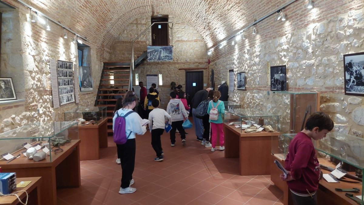 Επισκέψεις σχολείων στο Μουσείο Εθνικής Αντίστασης - LarissaPress