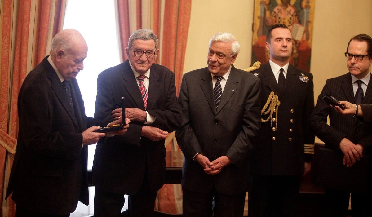 Σαν σήμερα ο Προκόπης Παυλόπουλος βράβευσε τον Ιωάννη Διακογιάννη με ...