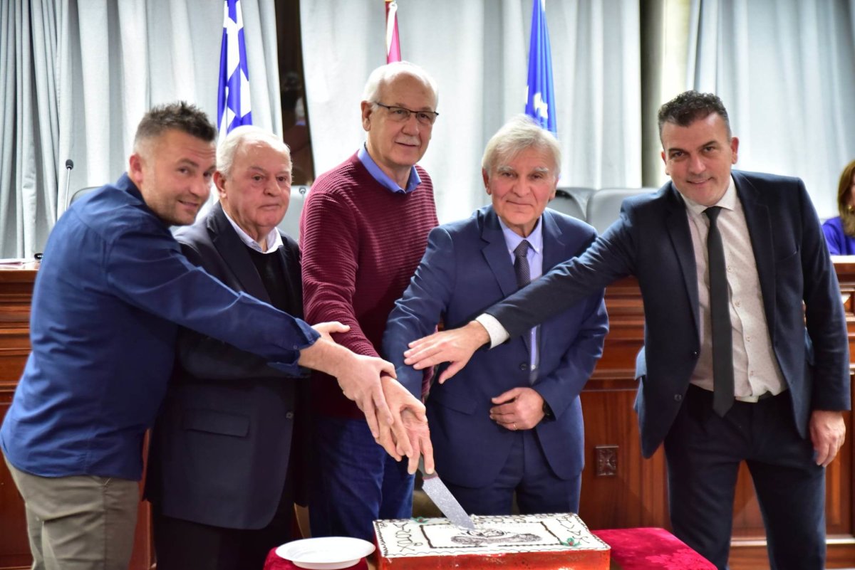 Δημοτικό Συμβούλιο: Αντάλλαξαν ευχές… «έδειξαν» εκλογές (φωτο ...