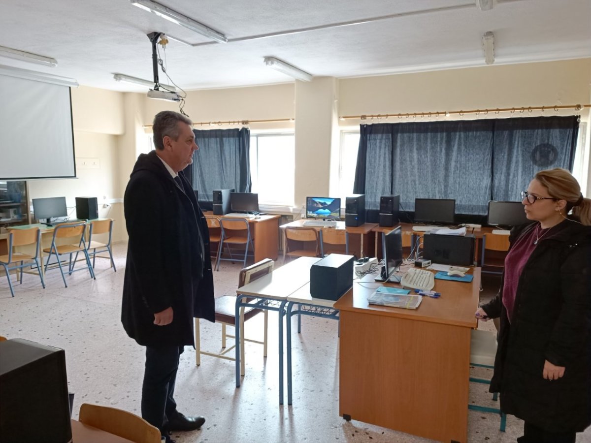 Το πρώτο Γυμνάσιο Μουζακίου επισκέφθηκε ο Βουλευτής Γ.Κωτσός - LarissaPress