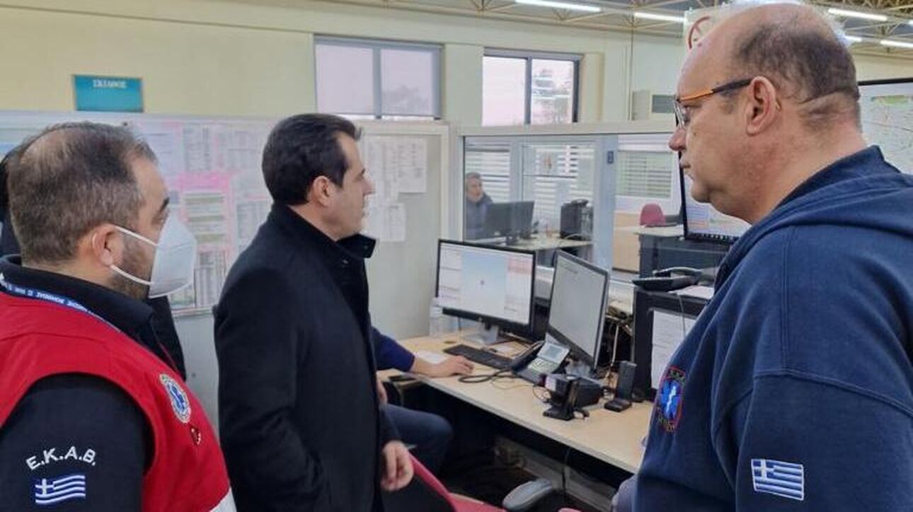 Στο Κέντρο Επιχειρήσεων του ΕΚΑΒ ο Θ. Πλεύρης - LarissaPress