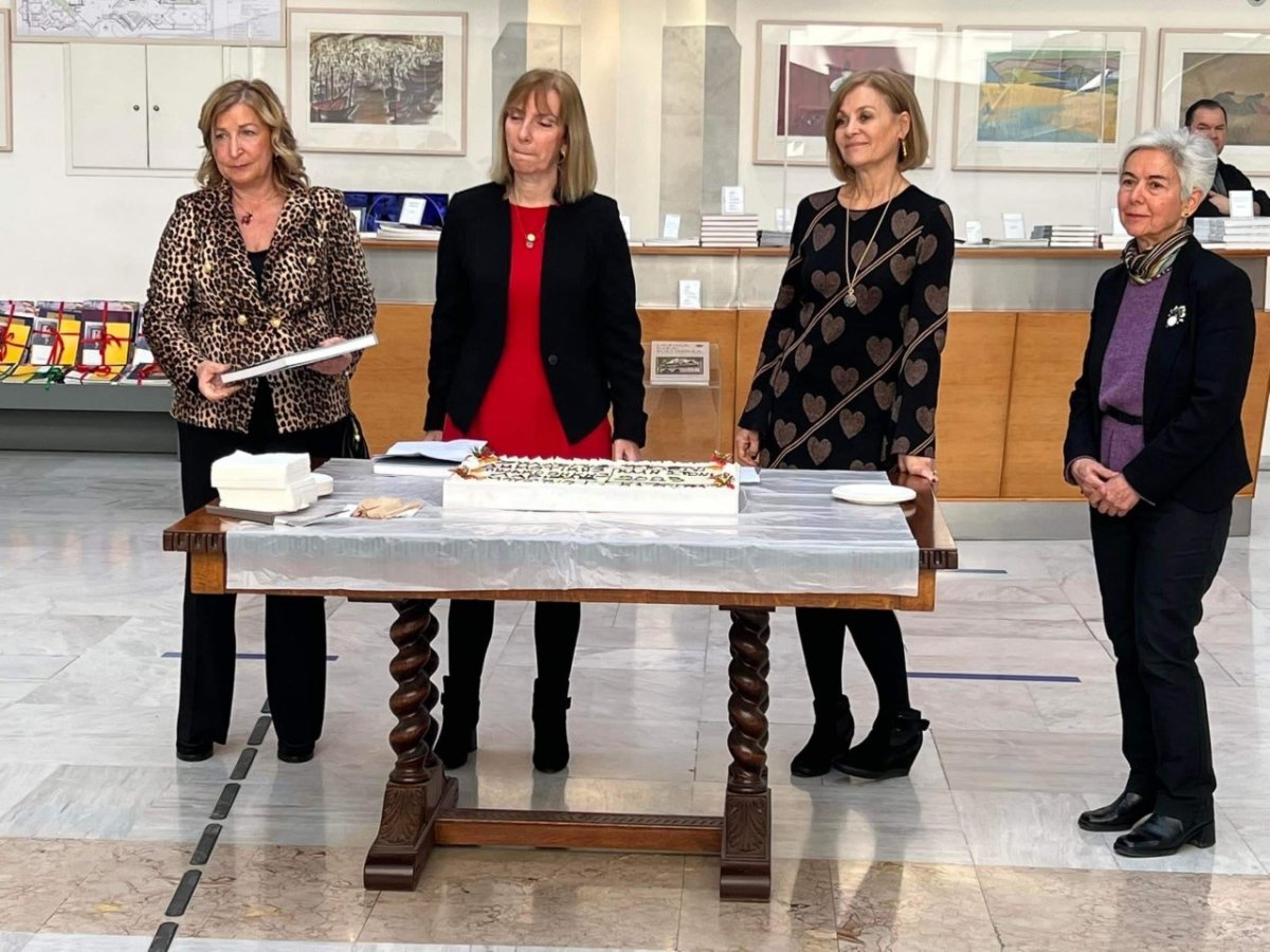 Κοπή της πρωτοχρονιάτικης πίτας του Συλλόγου "Φίλοι της Δημοτικής ...