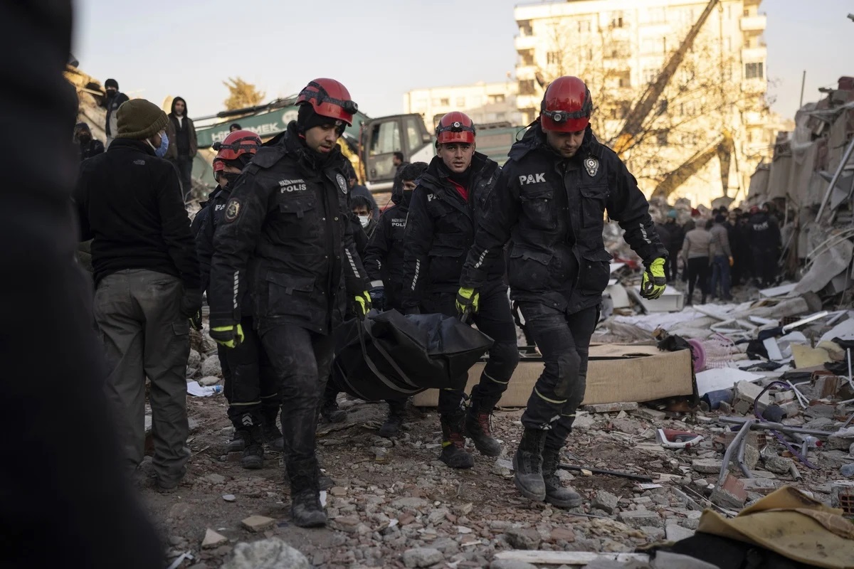Σεισμός Τουρκία: Ανοίγουν ομαδικούς τάφους για χιλιάδες νεκρούς ...