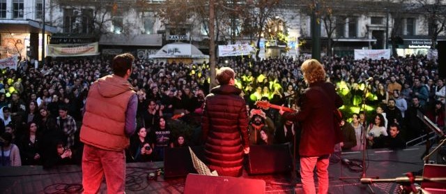 Πλήθος κόσμου στη μεγάλη συναυλία των καλλιτεχνών στην Πανεπιστημίου ...