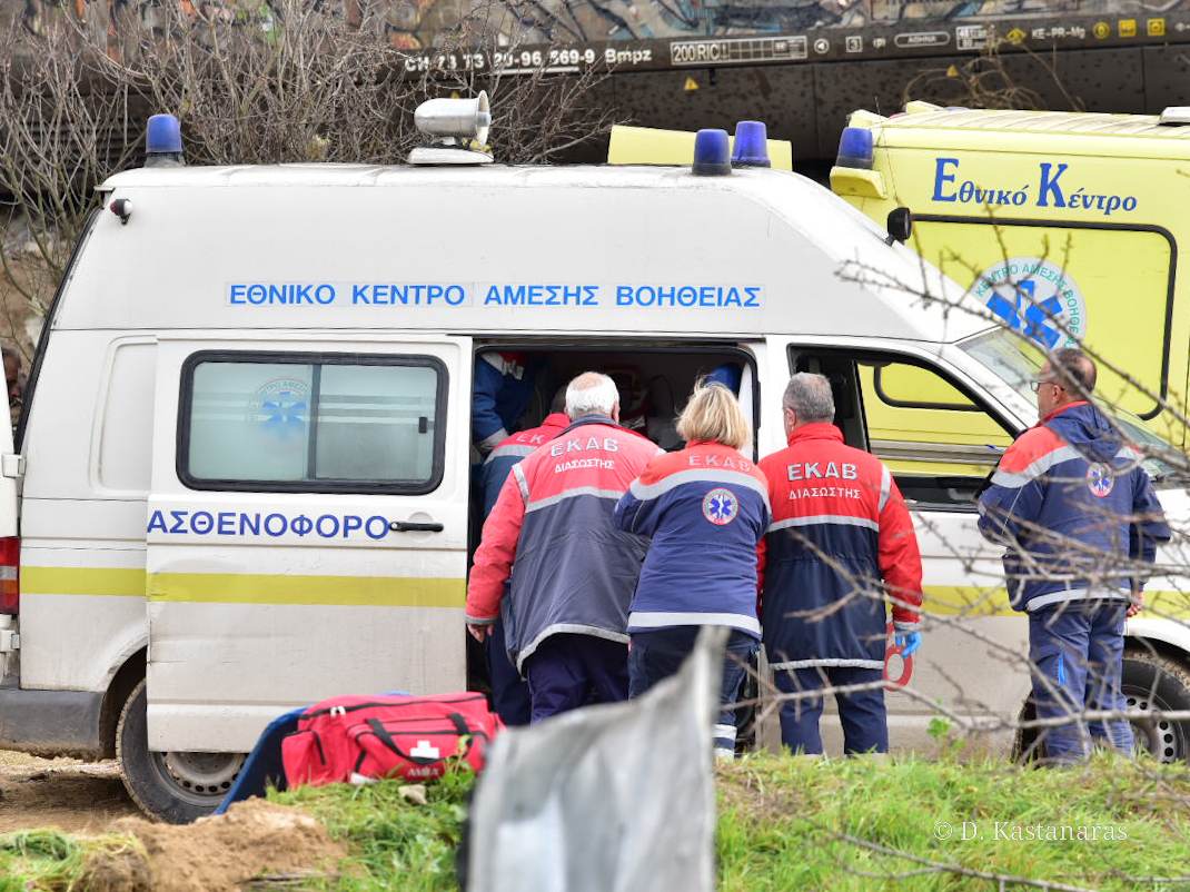 Τραγωδία στα Τέμπη: Διασώστες του ΕΚΑΒ που έφτασαν πρώτοι περιγράφουν ...