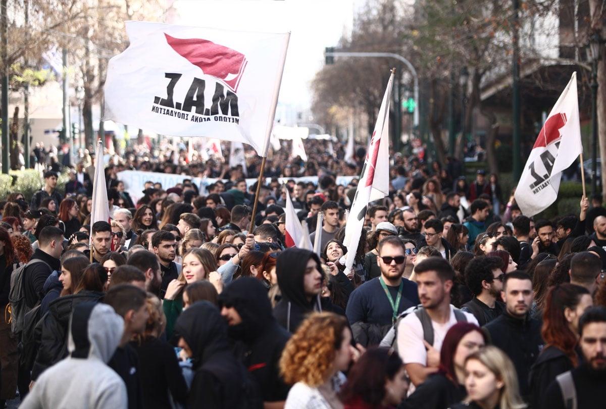 «Όλων των νεκρών θα γίνουμε η φωνή» - Μαζική διαδήλωση μαθητών και ...