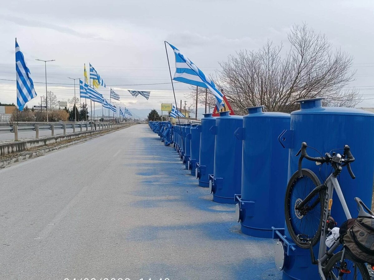 Λάρισα: Μετέτρεψαν σε υπαίθριο βαφείο παράδρομο της οδού Καρδίτσης ...