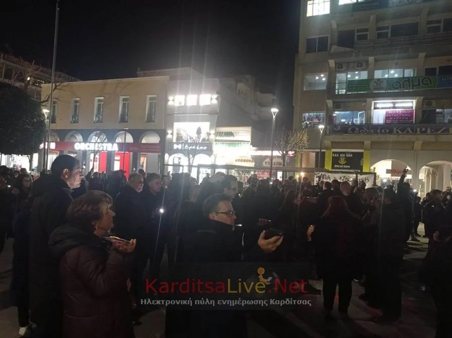 Σιωπηρή διαμαρτυρία στην Καρδίτσα για τα θύματα της τραγωδίας στα Τέμπη ...