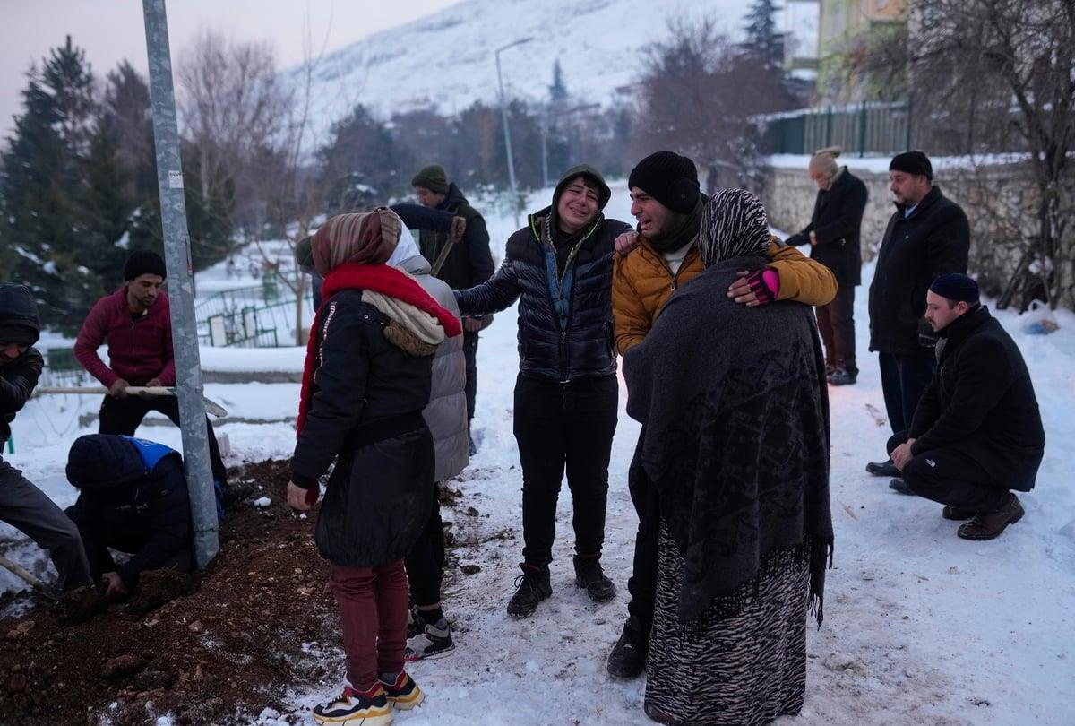 Σεισμός στην Τουρκία: Περισσότεροι από 48.000 οι νεκροί - Στήνουν τις ...