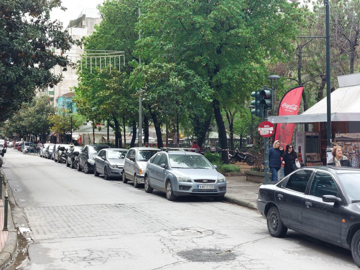 Ένα απέραντο πάρκινγκ η οδός Παπαναστασίου - LarissaPress