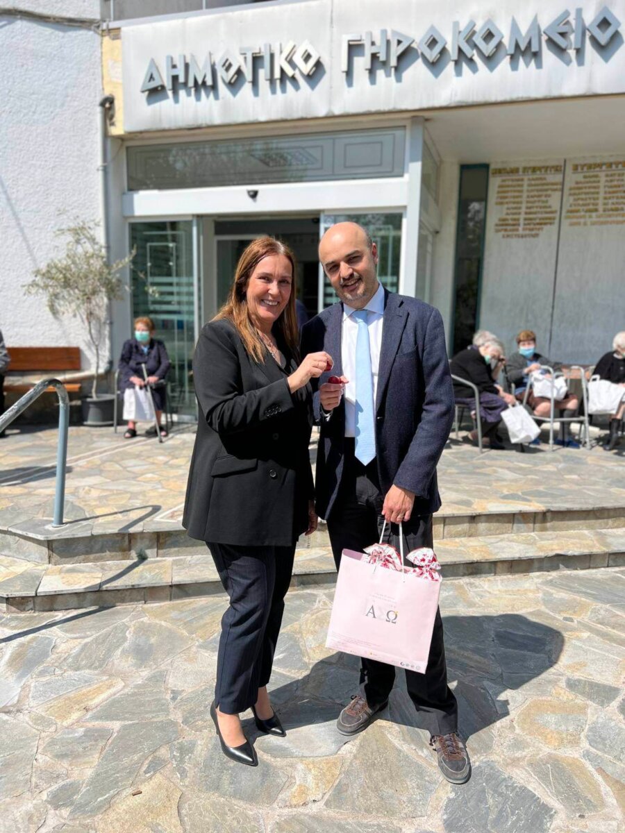 ΙΑΣΩ Θεσσαλίας: Μοίρασε πασχαλινές προμήθειες στο Γηροκομείο Λάρισας ...