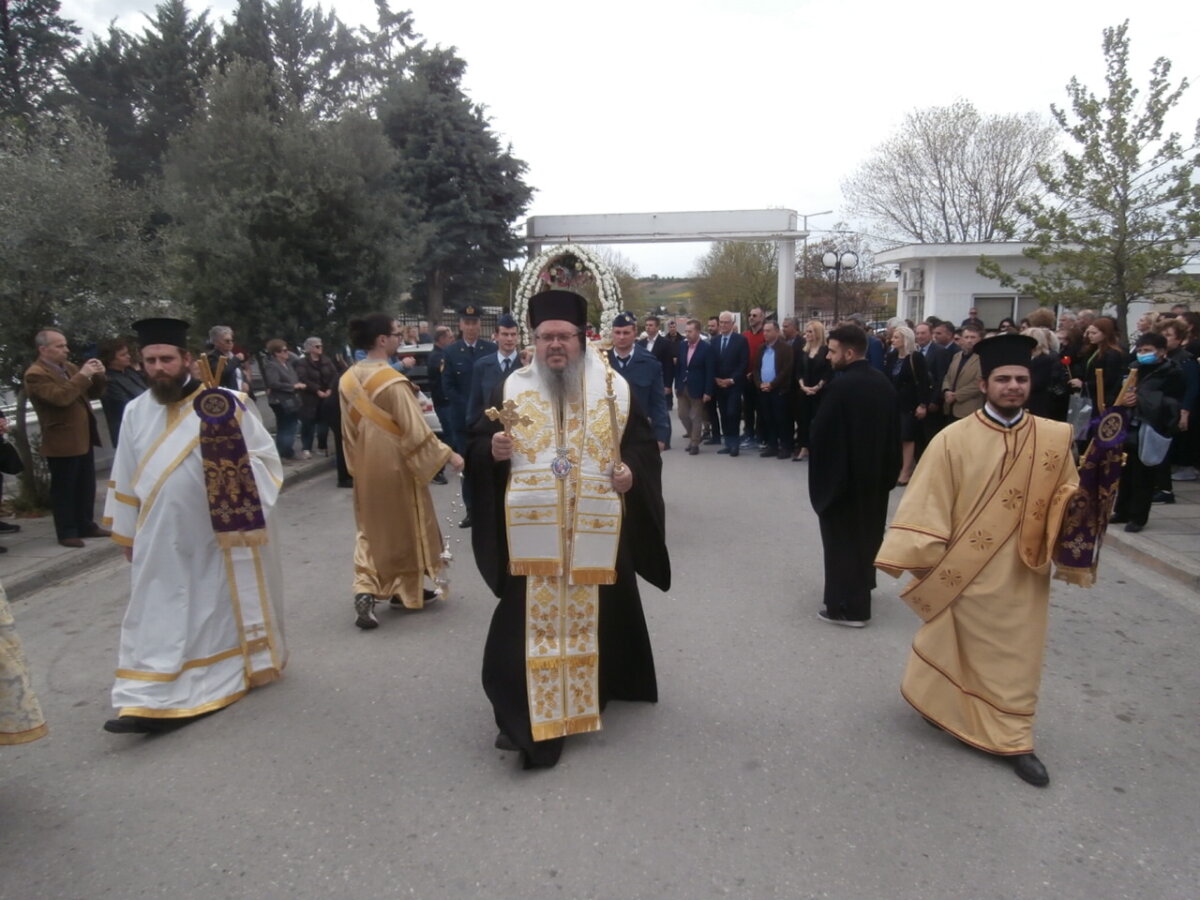 Με κατάνυξη η Ακολουθία του Επιταφίου στον Ιερό Ναό Αναστάσεως του ...