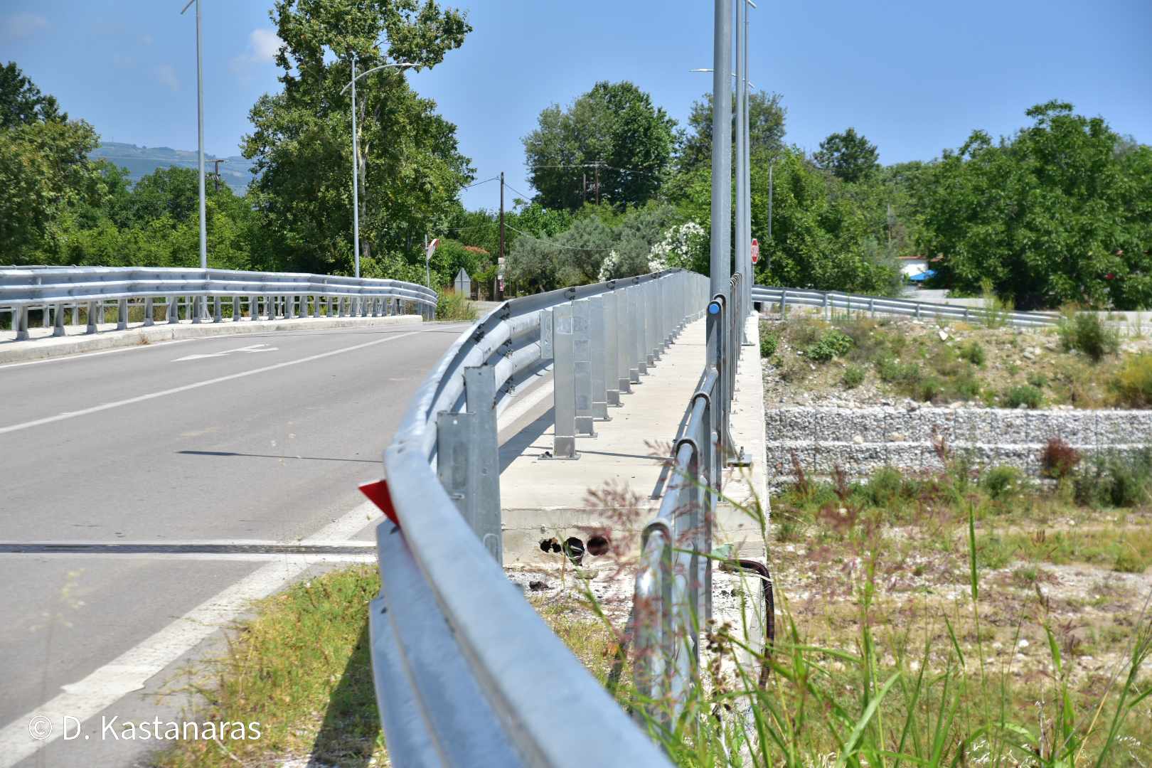«Τυφλά» τα πεζοδρόμια στη γέφυρα Πουρί (φωτο) - LarissaPress