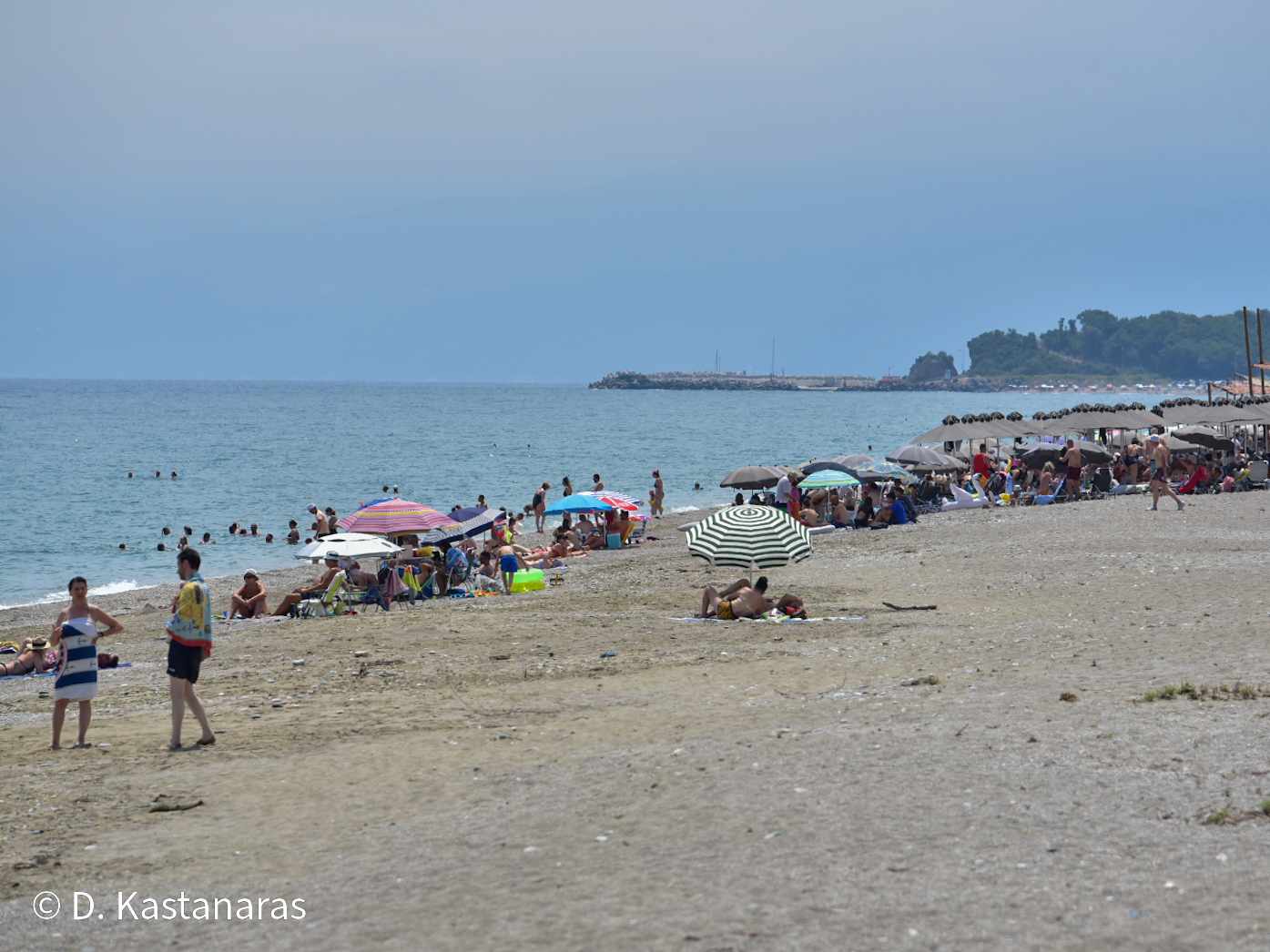 Αυξημένη η κίνηση στα παράλια του νομού Λάρισας-Μάχη για μια θέση πάρκινγκ στη Βελίκα (φωτο ...