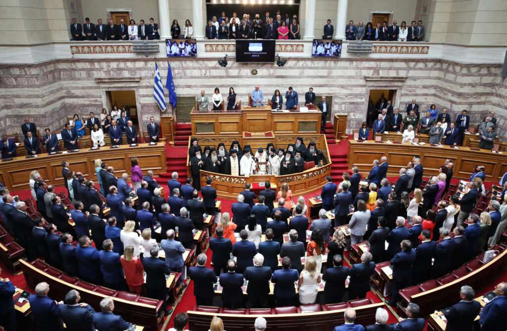 Ορκίστηκαν οι 300 της νέας Βουλής - LarissaPress