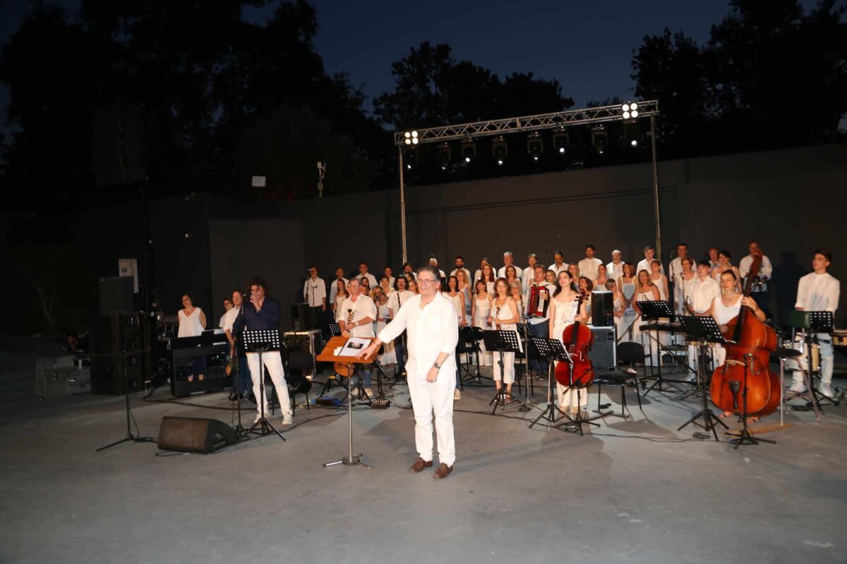 Μ’ αγιόκλημα και γιασεμιά»: Συγκίνησε η συναυλία – αφιέρωμα στον ...