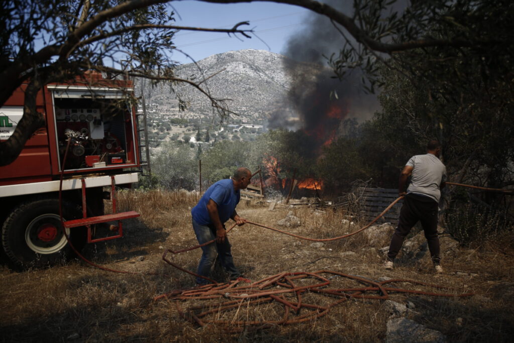 Στα Δερβενοχώρια το πιο δύσκολο μέτωπο, αναζωπύρωση στον Άγιο Χαράλαμπο ...