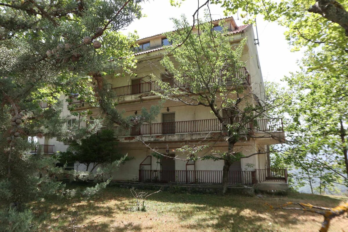 Ρημάζει το θέρετρο του Ταμείου Υγείας Προσωπικού Εθνικής Τράπεζας στη ...