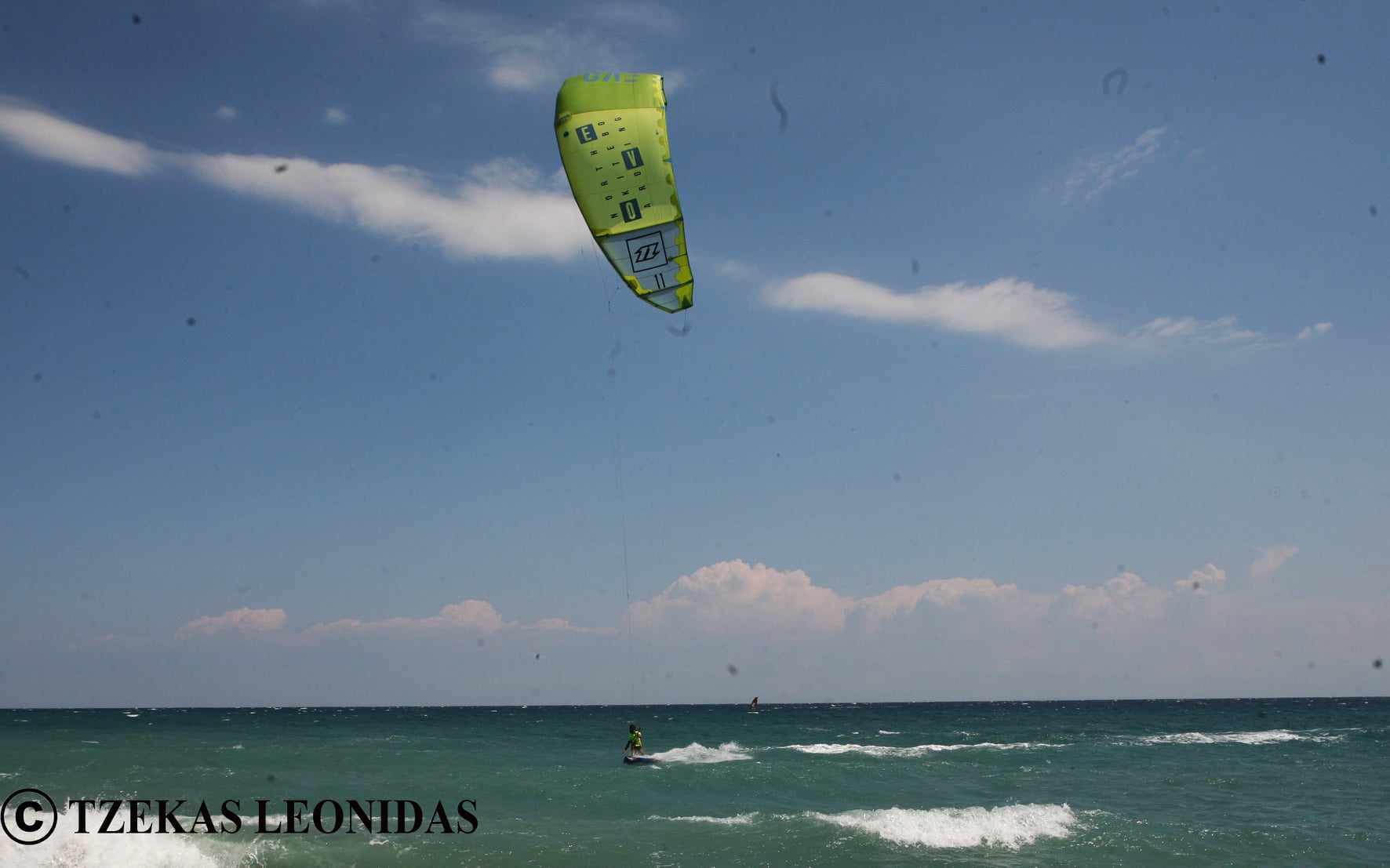 Kitesurf στον Αγιόκαμπο: Η συναρπαστική "μάχη'' με τον άνεμο και τα ...