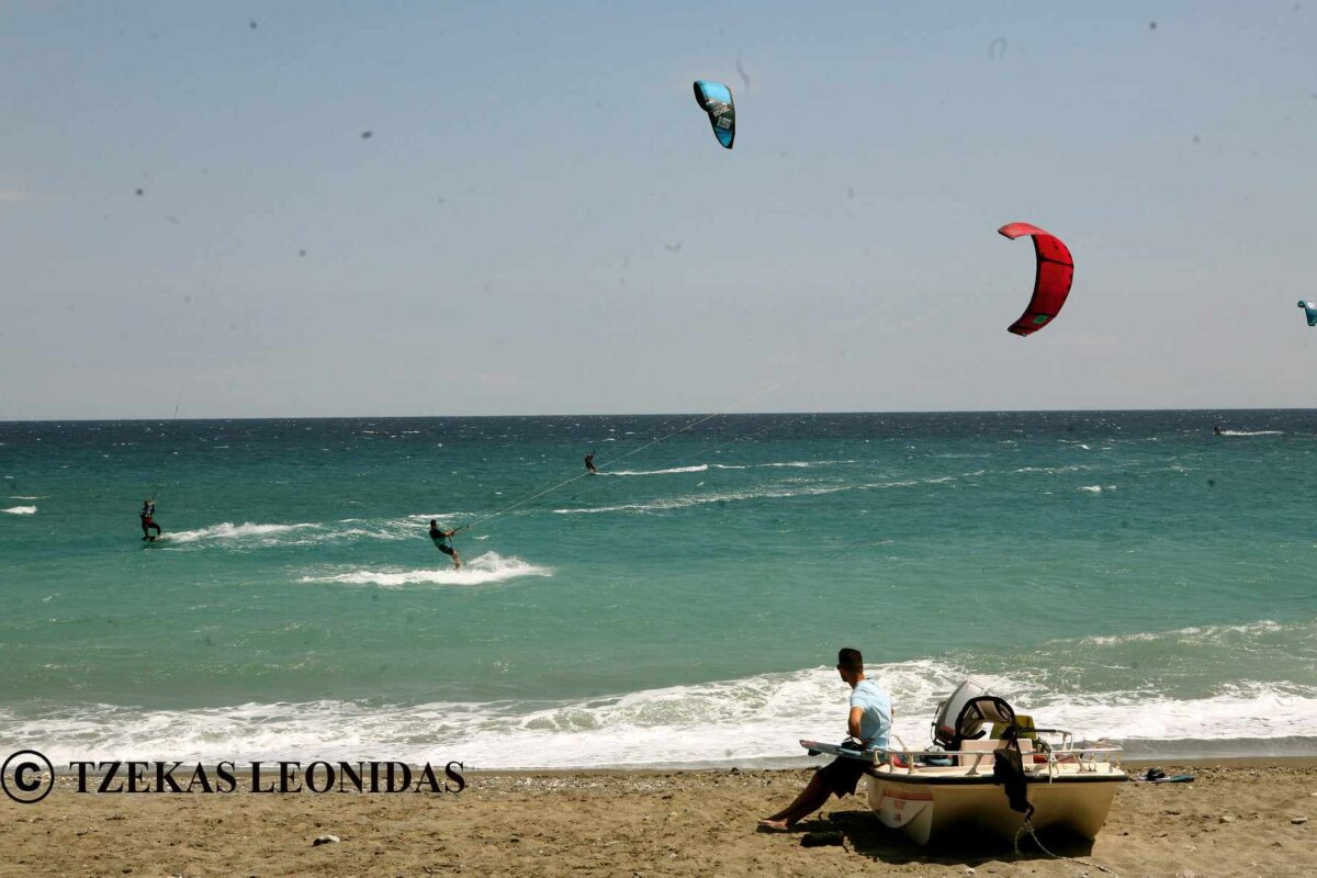 Kitesurf στον Αγιόκαμπο: Η συναρπαστική "μάχη'' με τον άνεμο και τα ...