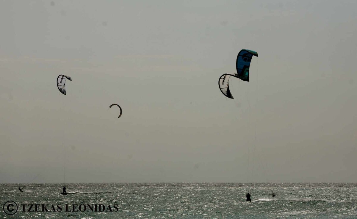 Kitesurf στον Αγιόκαμπο: Η συναρπαστική "μάχη'' με τον άνεμο και τα ...