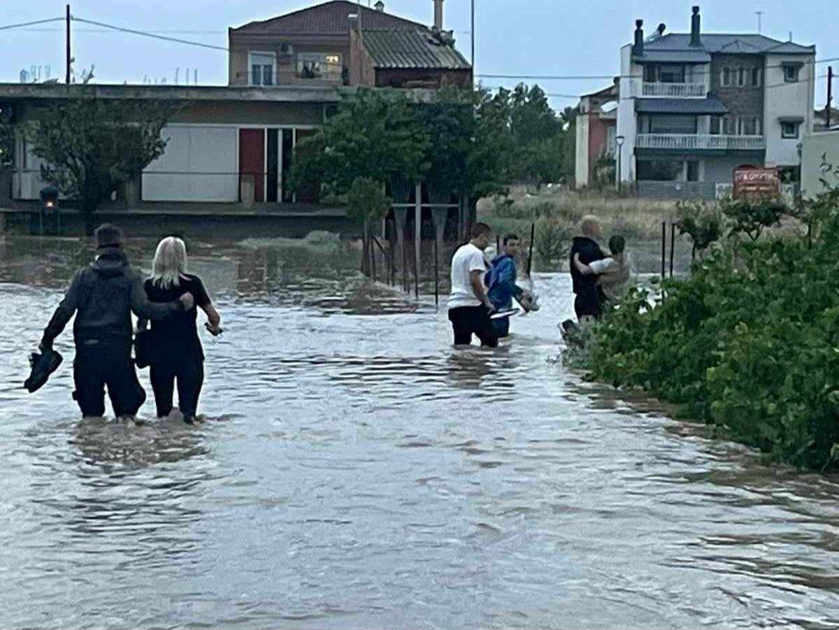 Τα νερά έφτασαν στη Λάρισα - Αγωνία στη συνοικία του Αγ. Γεωργίου ...