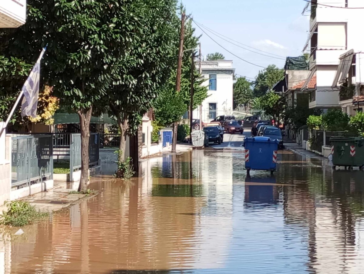 Πλημμύρισαν δρόμοι στην περιοχή του ΑΤΑ (ΦΩΤΟ) - LarissaPress