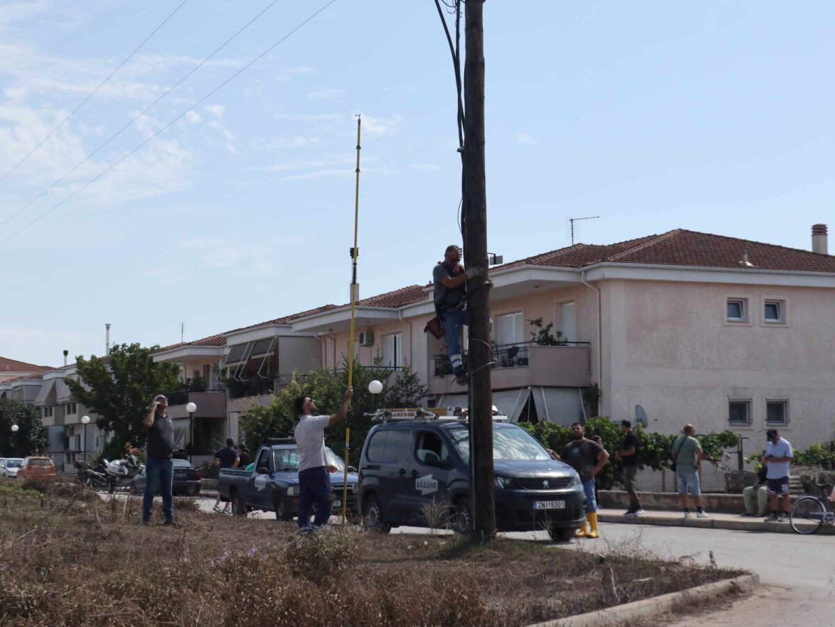 Λάρισα: Μάχη με τις λάσπες και τα νερά για τα συνεργεία της ΔΕΗ (φωτο ...