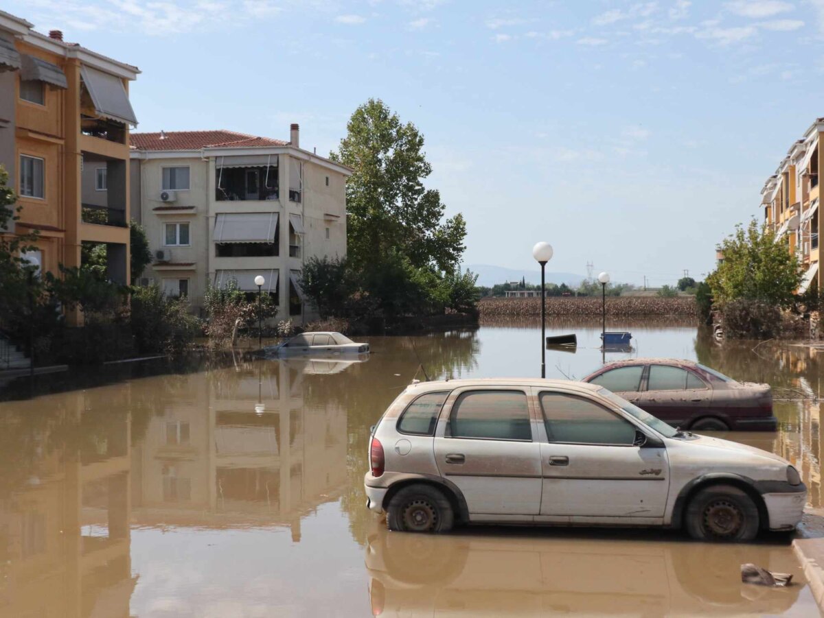 Λάρισα: Μάχη με τις λάσπες και τα νερά για τα συνεργεία της ΔΕΗ (φωτο ...