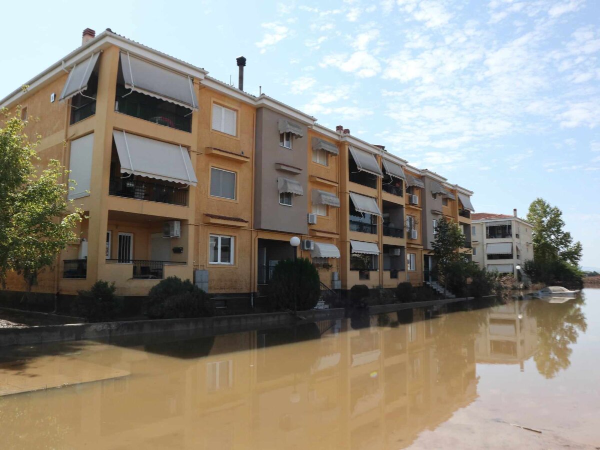 Λάρισα: Μάχη με τις λάσπες και τα νερά για τα συνεργεία της ΔΕΗ (φωτο ...