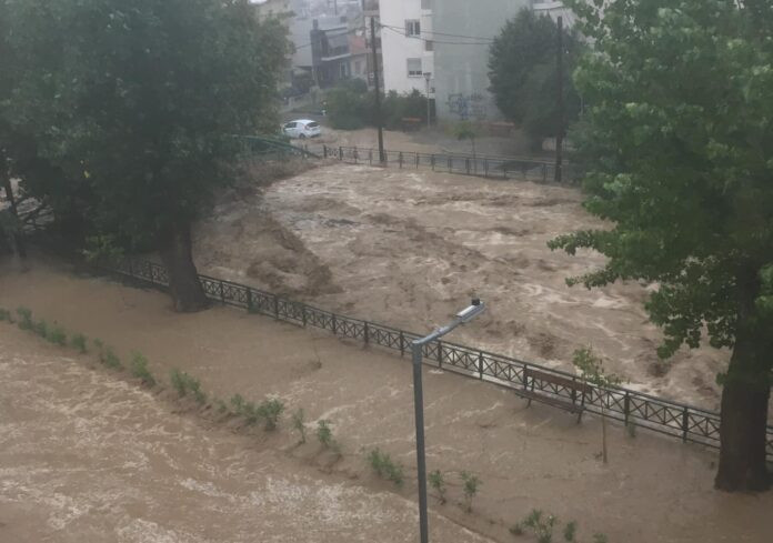 Κακοκαιρία: O Κραυσίδωνας πνίγει τον Βόλο- Χωρίς ρεύμα και νερό η πόλη ...