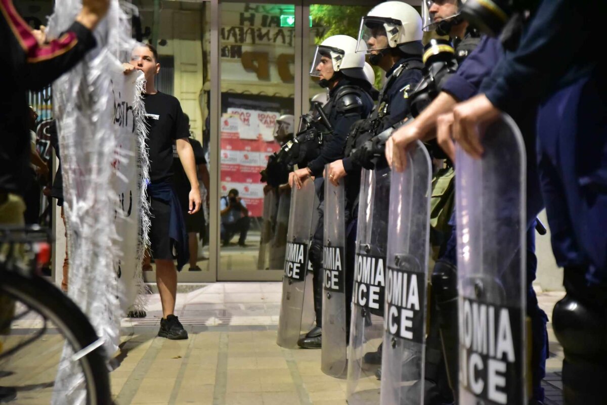 Λάρισα: Σε απόσταση αναπνοής ΜΑΤ και διαδηλωτές έξω από το "Διβάνη ...