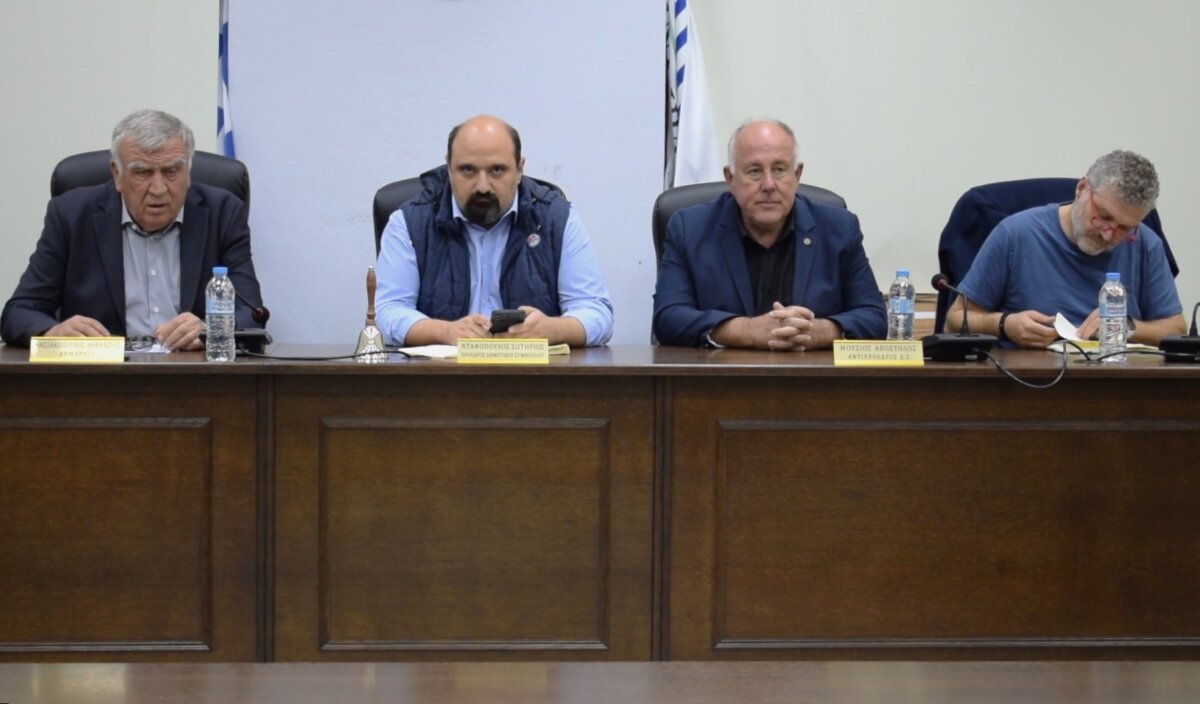 Σύσκεψη στη Νίκαια παρουσία Τριαντόπουλου για τις πλημμύρες - LarissaPress