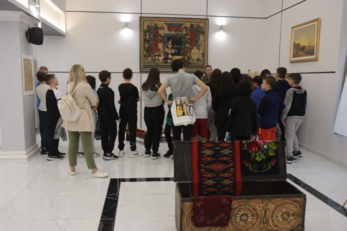 Στη Λέσχη Αξιωματικών Φρουράς Λάρισας μαθητές του 5ου Γυμνασίου Λάρισας ...