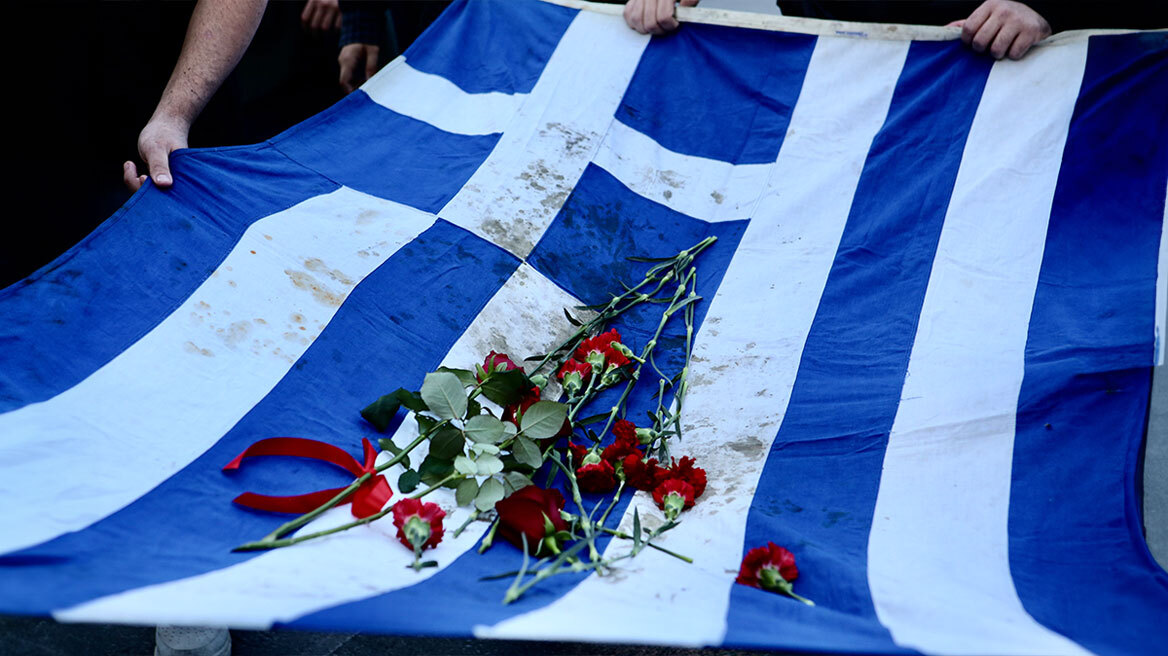 Επέτειος Πολυτεχνείου: Στην πύλη του Πολυτεχνείου η αιματοβαμμένη ...