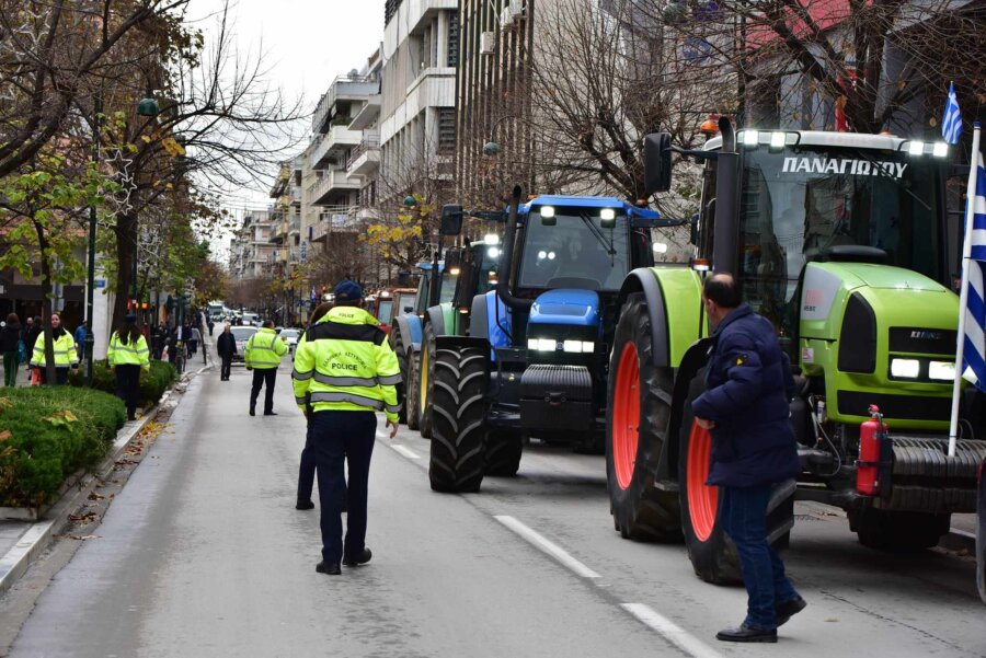 Με αποκλεισμούς δρόμων κλιμακώνουν τον αγώνα τους οι αγρότες - LarissaPress