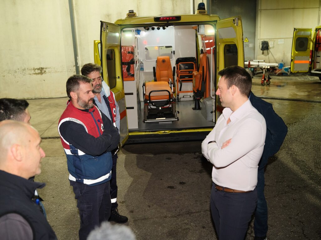 Κοντά στους εργαζόμενους του ΕΚΑΒ βρέθηκε ο Στ. Κασσελάκης τα μεσάνυχτα ...